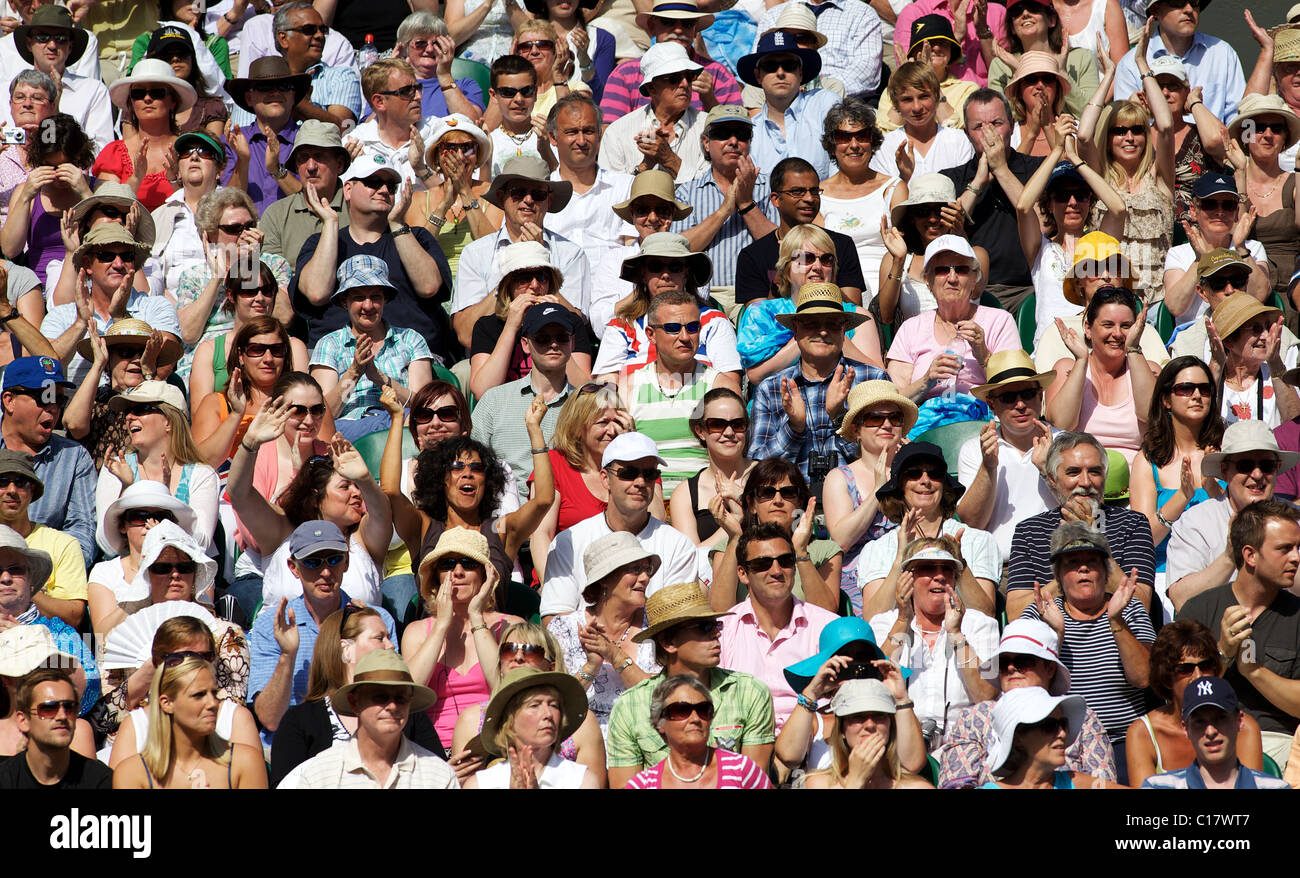 Spectateurs regarder la demi-finale du tournoi au All England Lawn ...