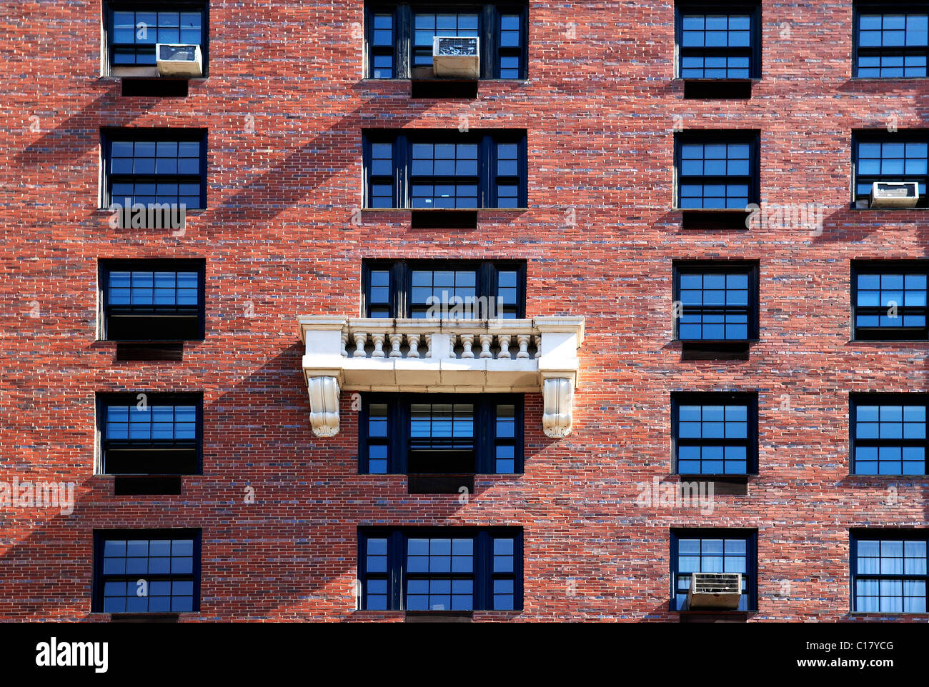 Façade d'une tour en briques avec un balcon blanc, détail, New York ...