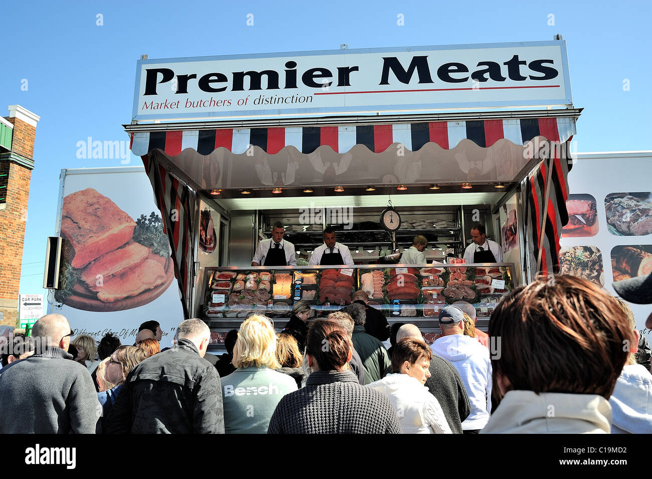 La photographie de rue un groupe de gens faire la queue pour la viande ...