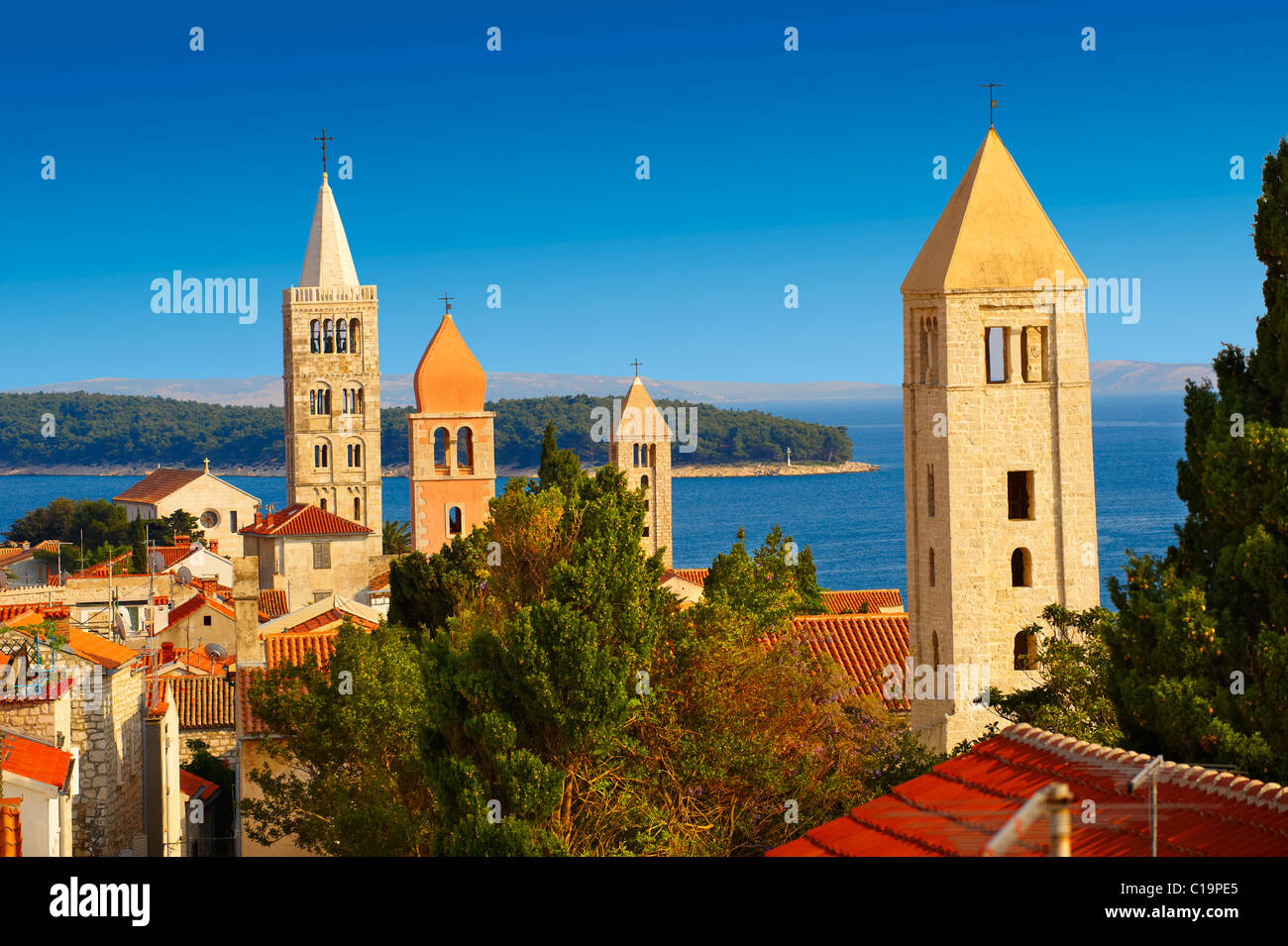 Vue depuis St John Church tower sur la cité médiévale de toits de la ...