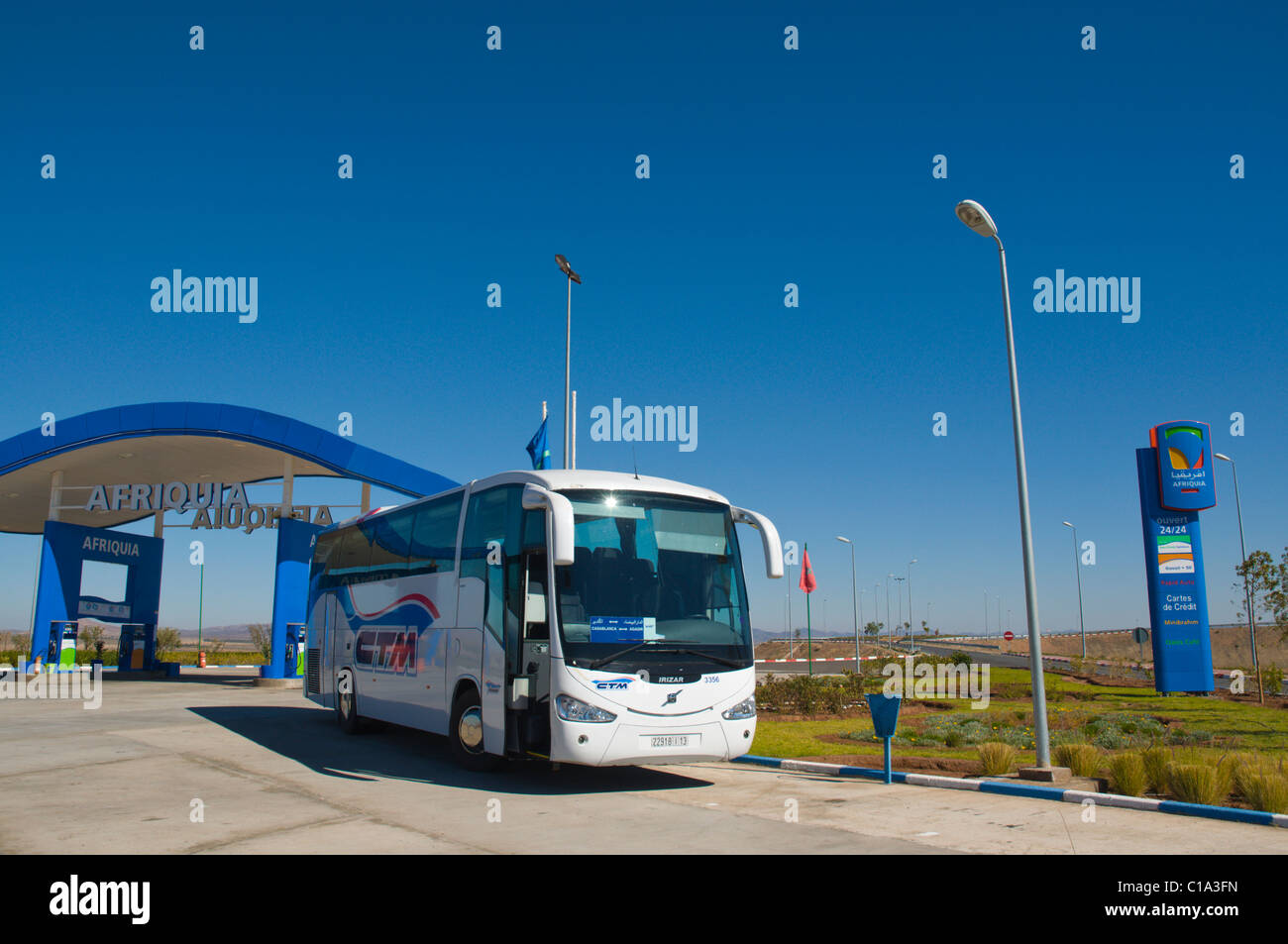 CTM société long distance bus à un arrêt de repos le long d'autoroute ...