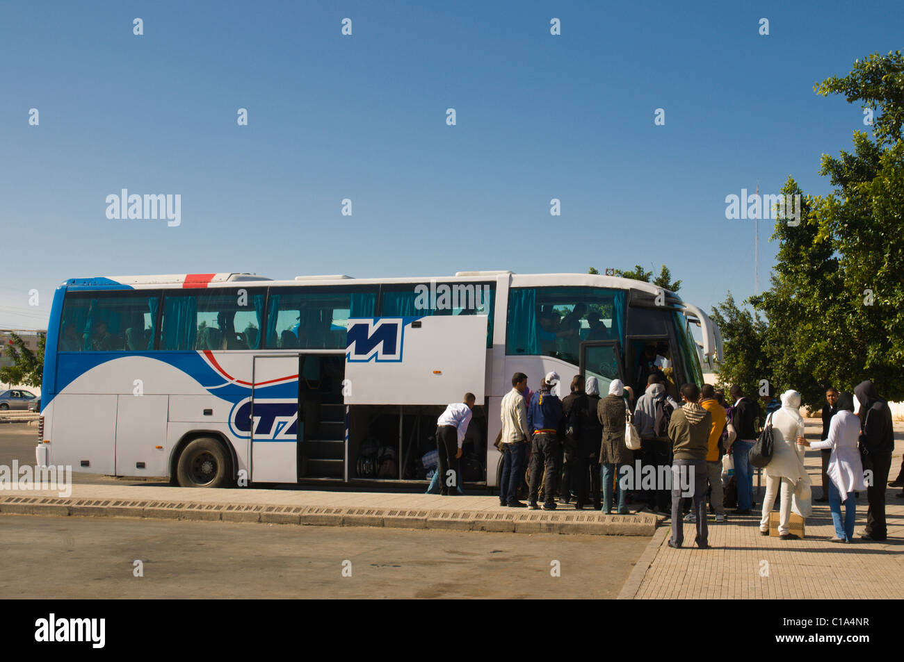 Les gens obtenant sur CTM autobus à la gare routière le long distance ...