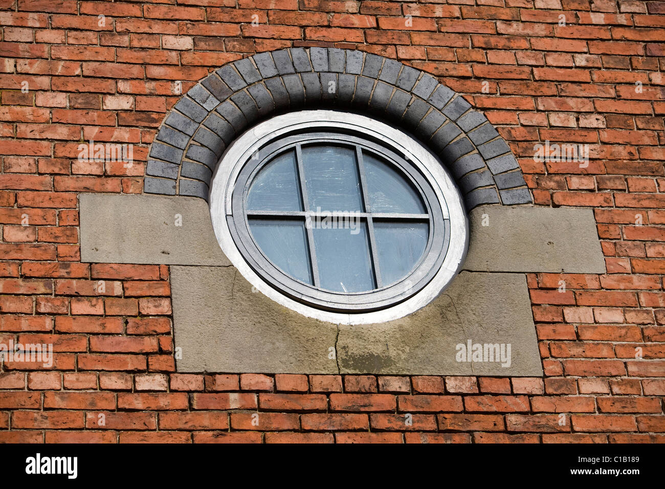 Fenêtre ronde dans un mur de pierre Banque de photographies et d’images ...