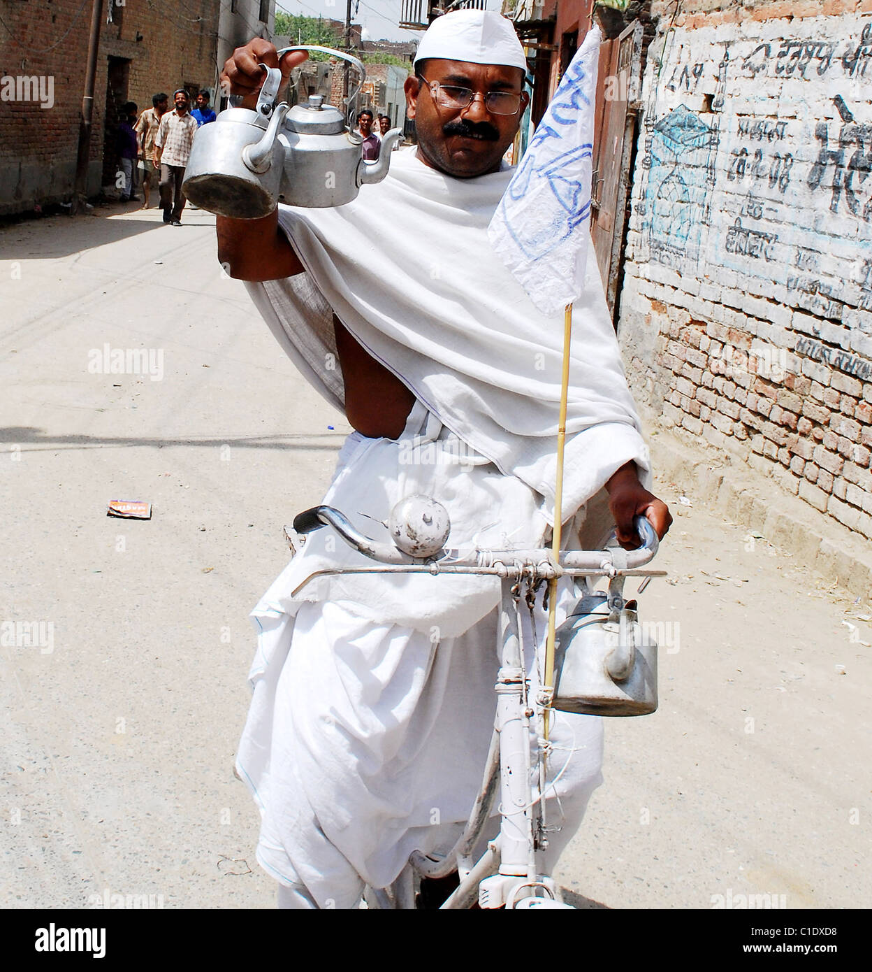 Candidat indépendant Sham Lal affiche son élection symbole 'électrique ...