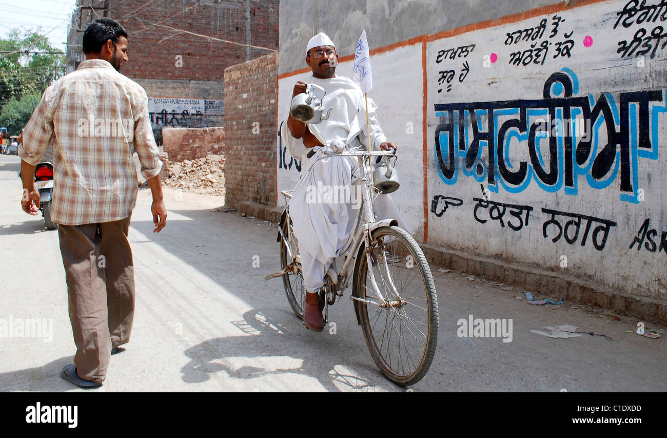 Candidat indépendant Sham Lal affiche son élection symbole 'électrique ...