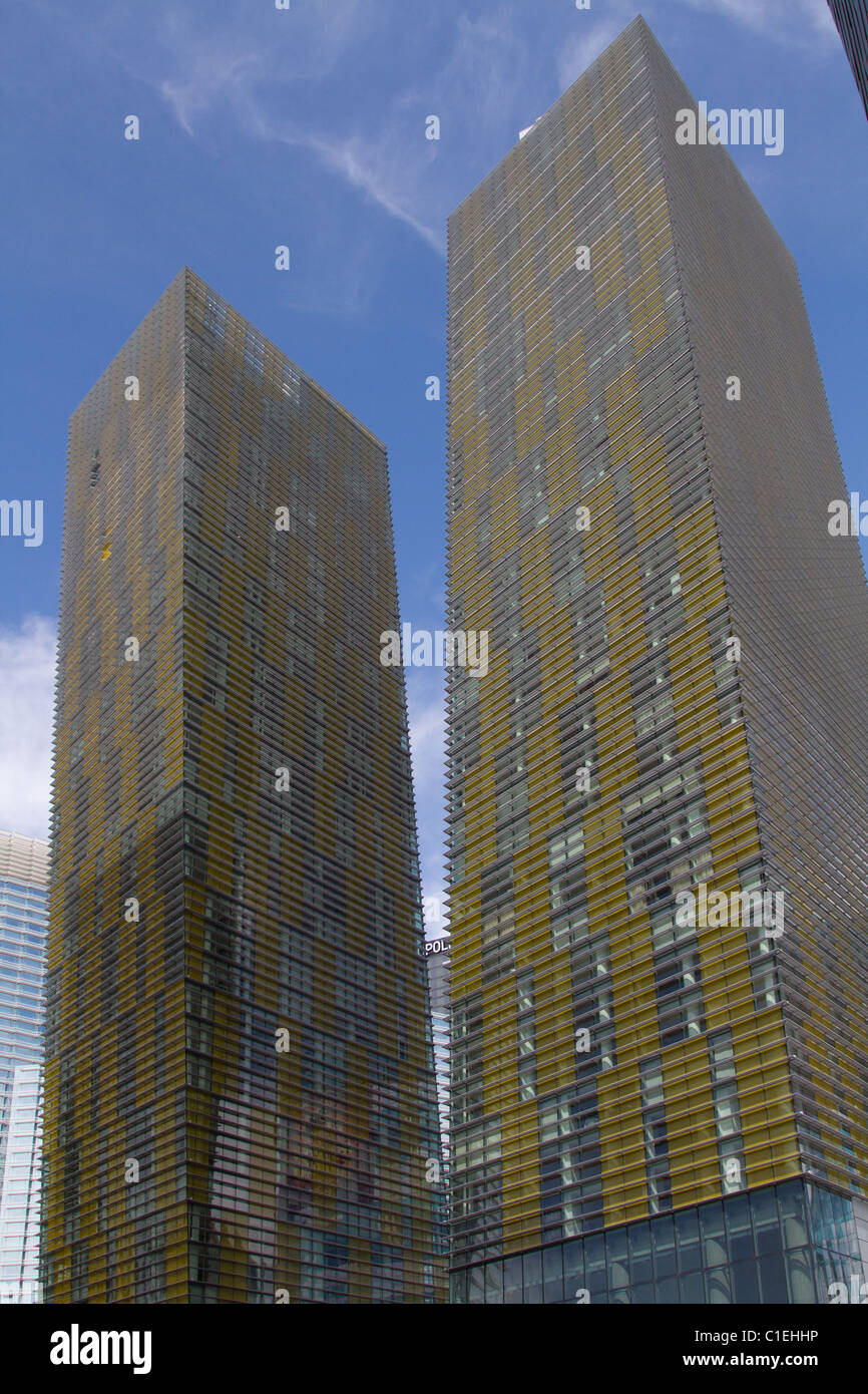 Bâtiment et ciel bleu Banque de photographies et d’images à haute ...