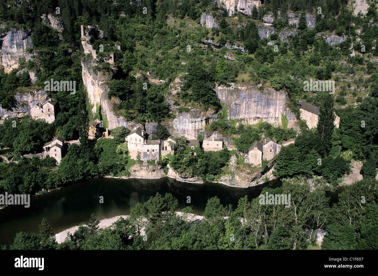 En France, en Lozère, gorges du Tarn, village de Castelbouc et château ...