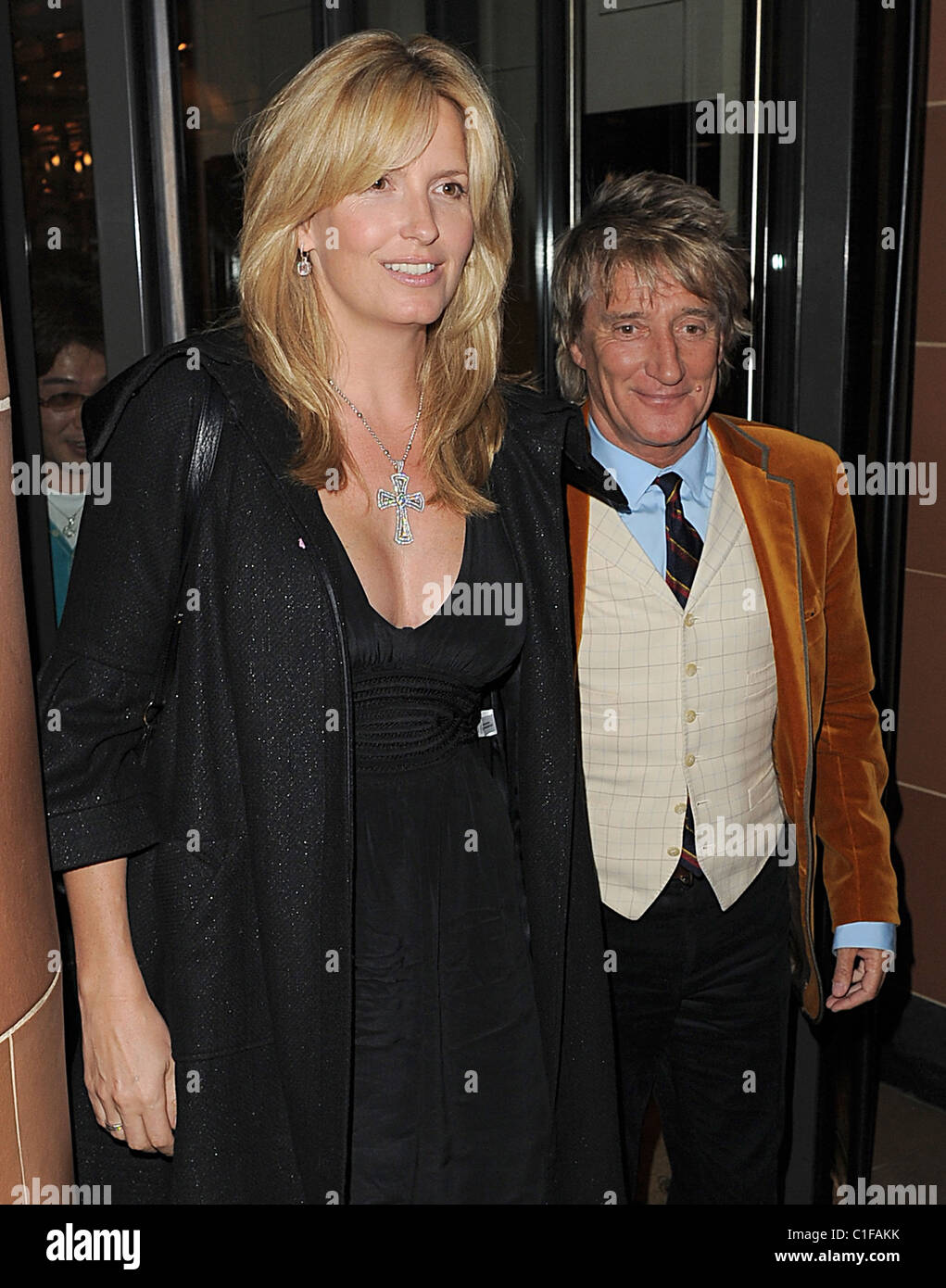 Penny Lancaster portant une large collier croix d'argent quitte Ciprani ...