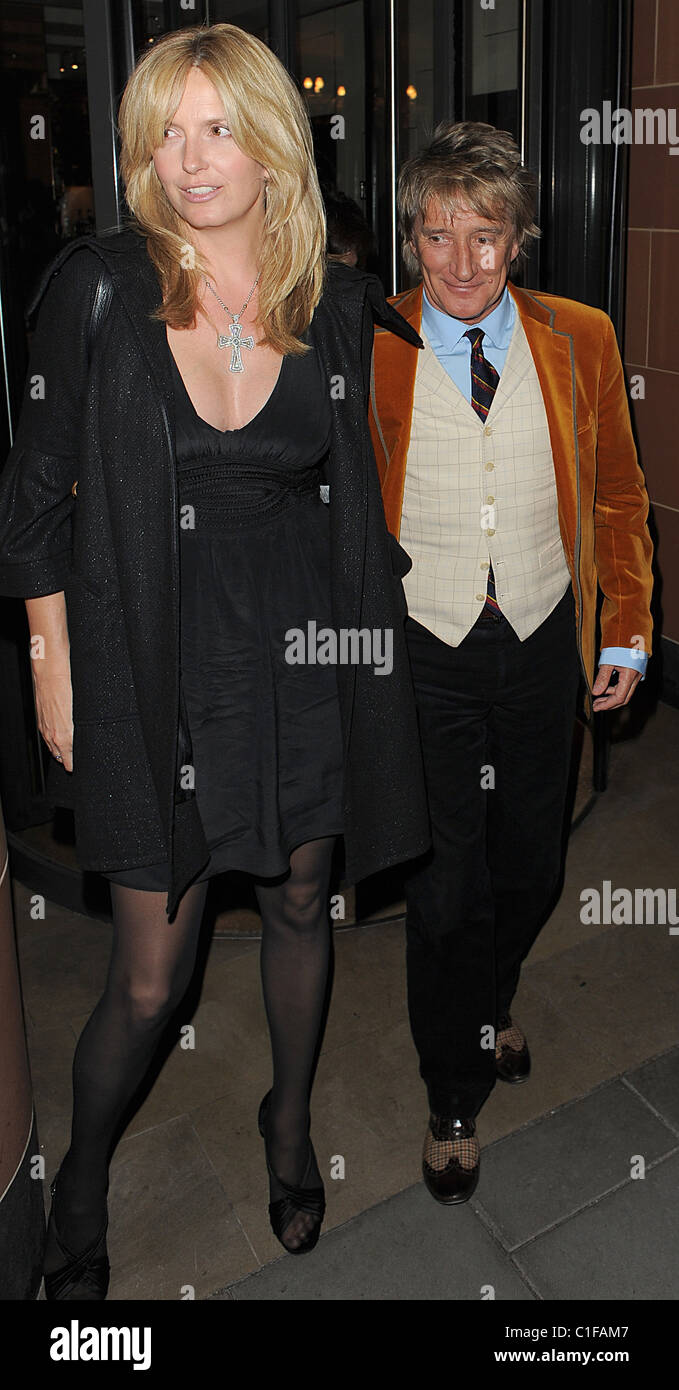 Penny Lancaster portant une large collier croix d'argent quitte Ciprani ...