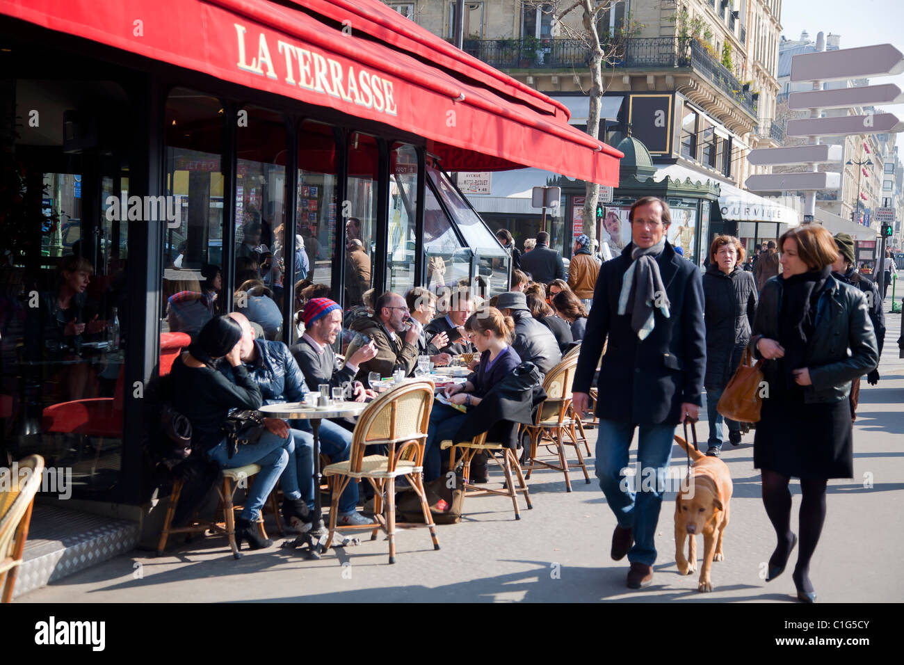 Les gens de la terrasse d'un café. Paris, France Banque D'Images, Photo ...