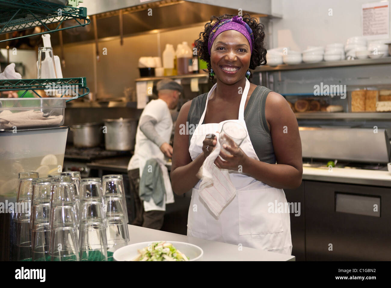 Serveuse noire travaillant dans une cuisine de restaurant Photo Stock ...