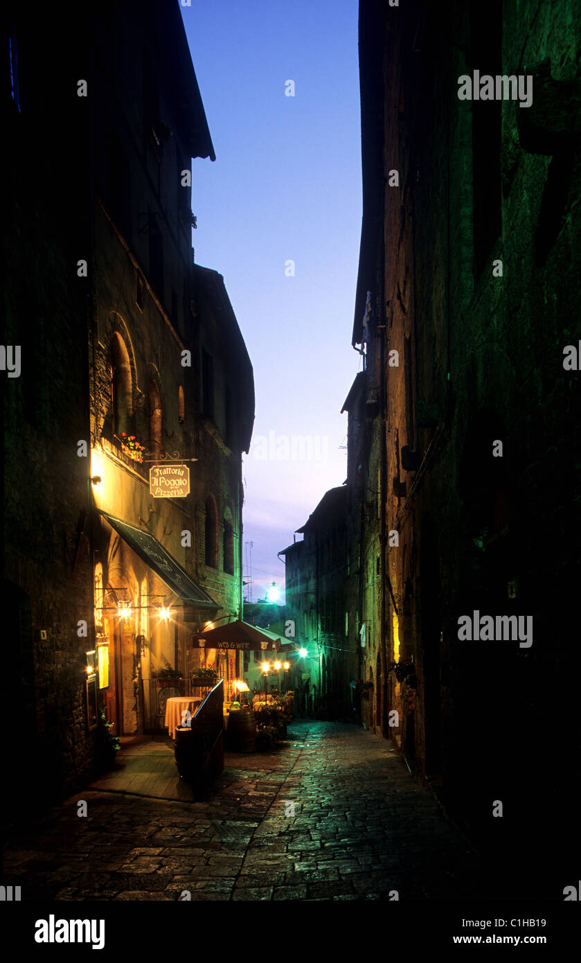 Volterra village at night Banque de photographies et d’images à haute ...