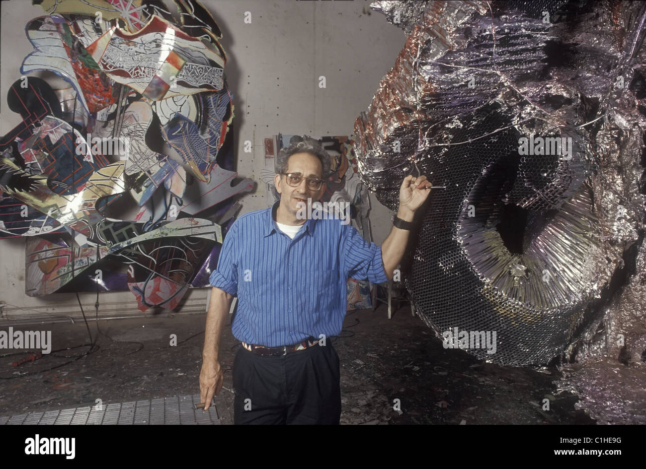 L'artiste américain Frank Stella, peintre et sculpteur, pose dans son ...