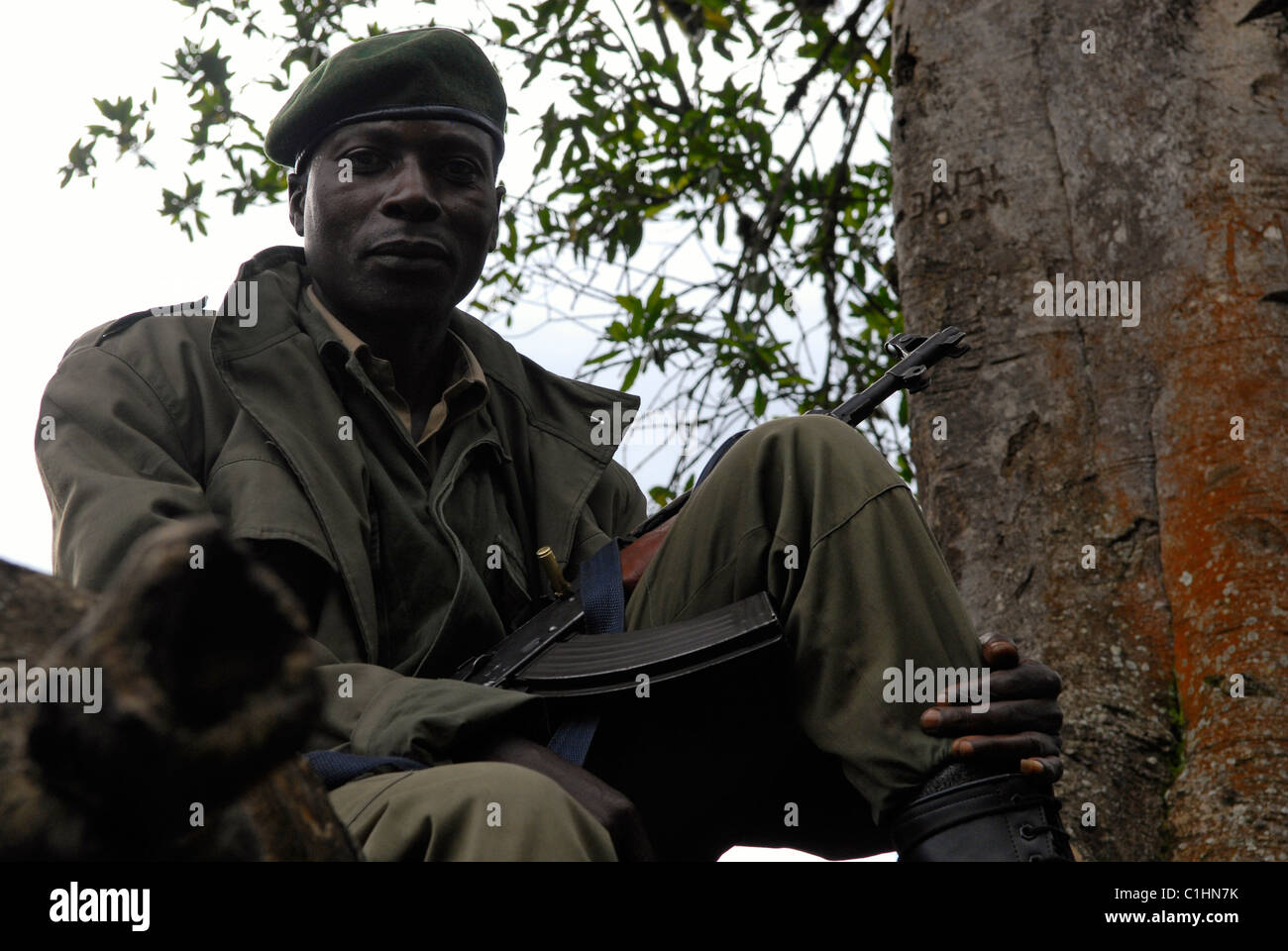 Un soldat du gouvernement congolais des FARDC garde avec un fusil ...