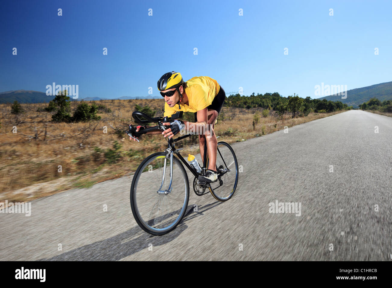 Cycliste sur une route ouverte Banque de photographies et d’images à ...