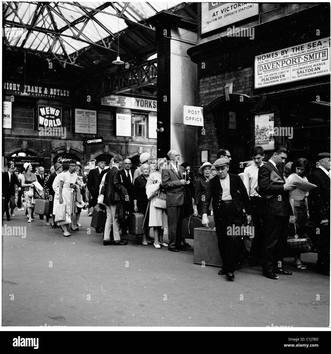 Hall avec passagers Banque d'images noir et blanc - Alamy