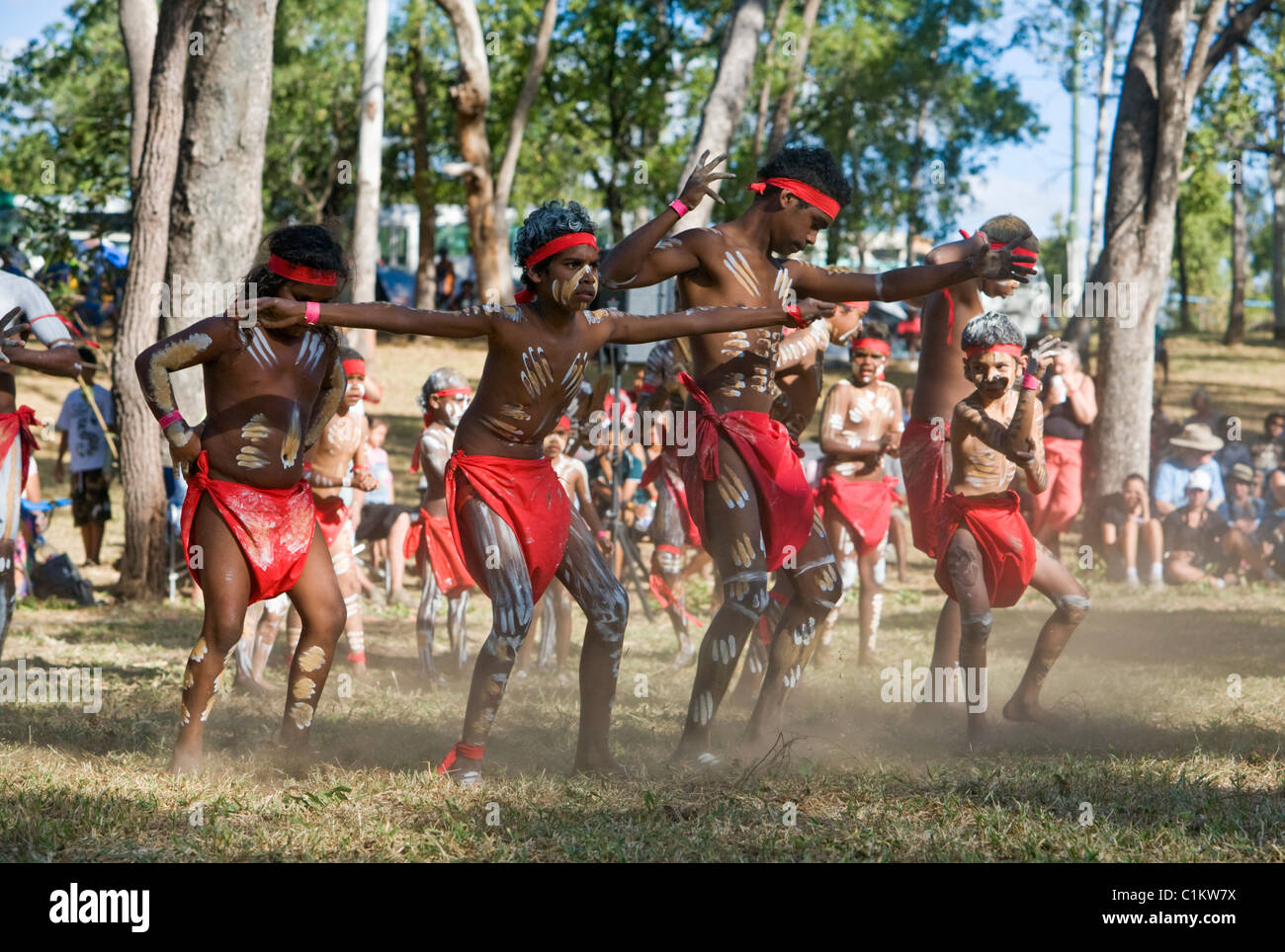 Indigenous dance Banque de photographies et d’images à haute résolution ...