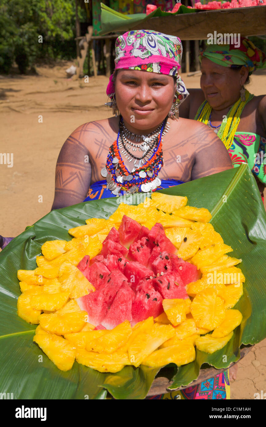 Fille de la tribu des Indiens autochtones Embera offrant des fruits ...