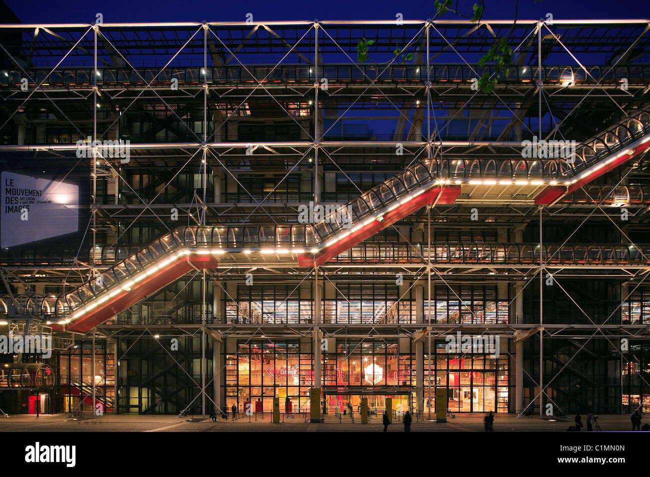 Centre georges pompidou at night Banque de photographies et d’images à ...
