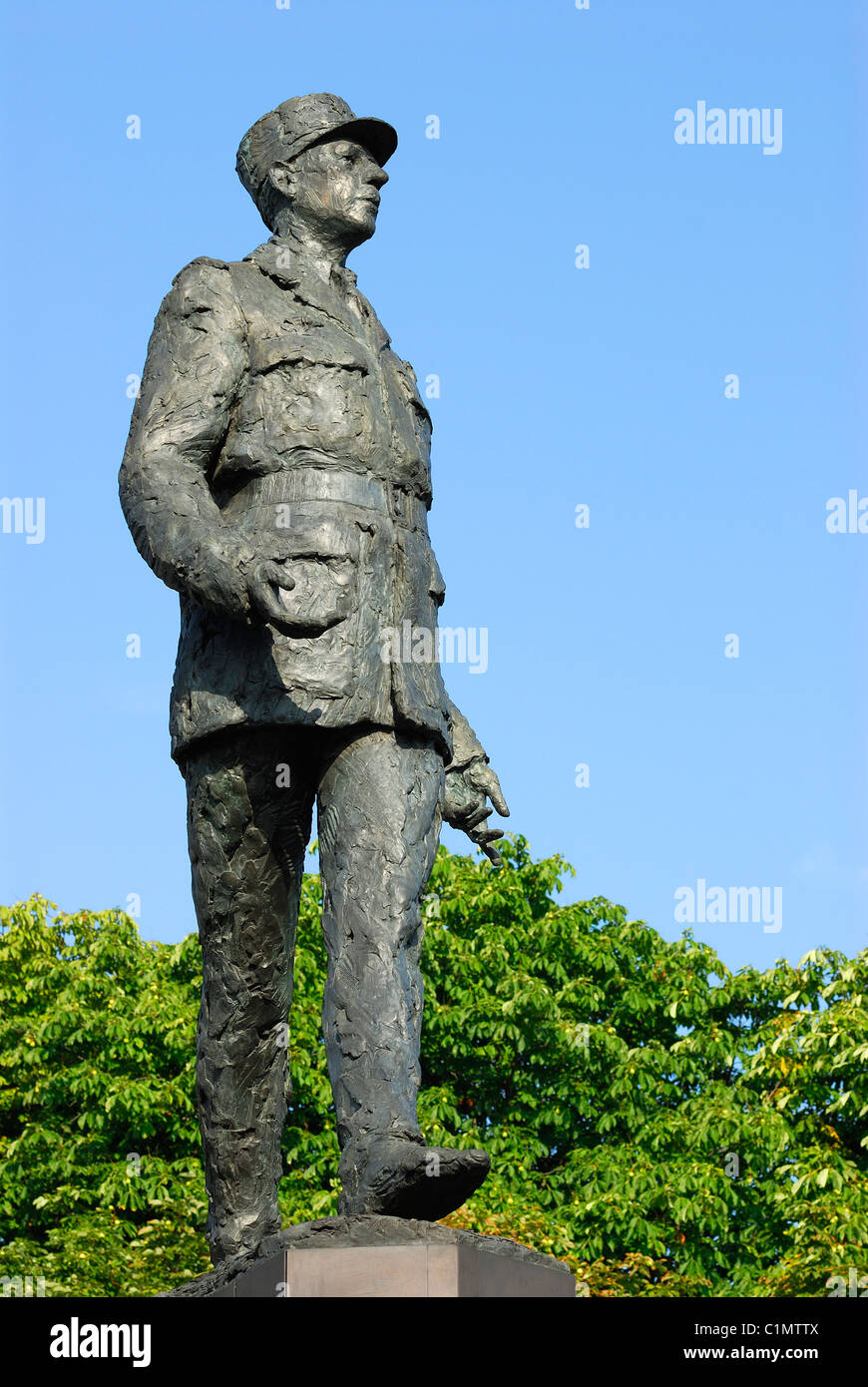 France, Paris, statue du général De Gaulle sur les Champs Elysées ...