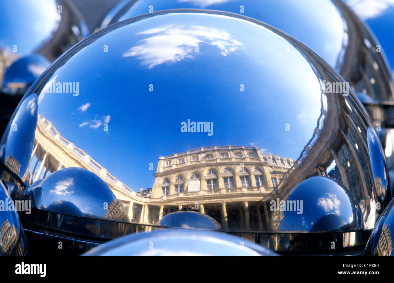 France, Paris, Palais Royal, sculpture de Paul Bury Photo Stock - Alamy