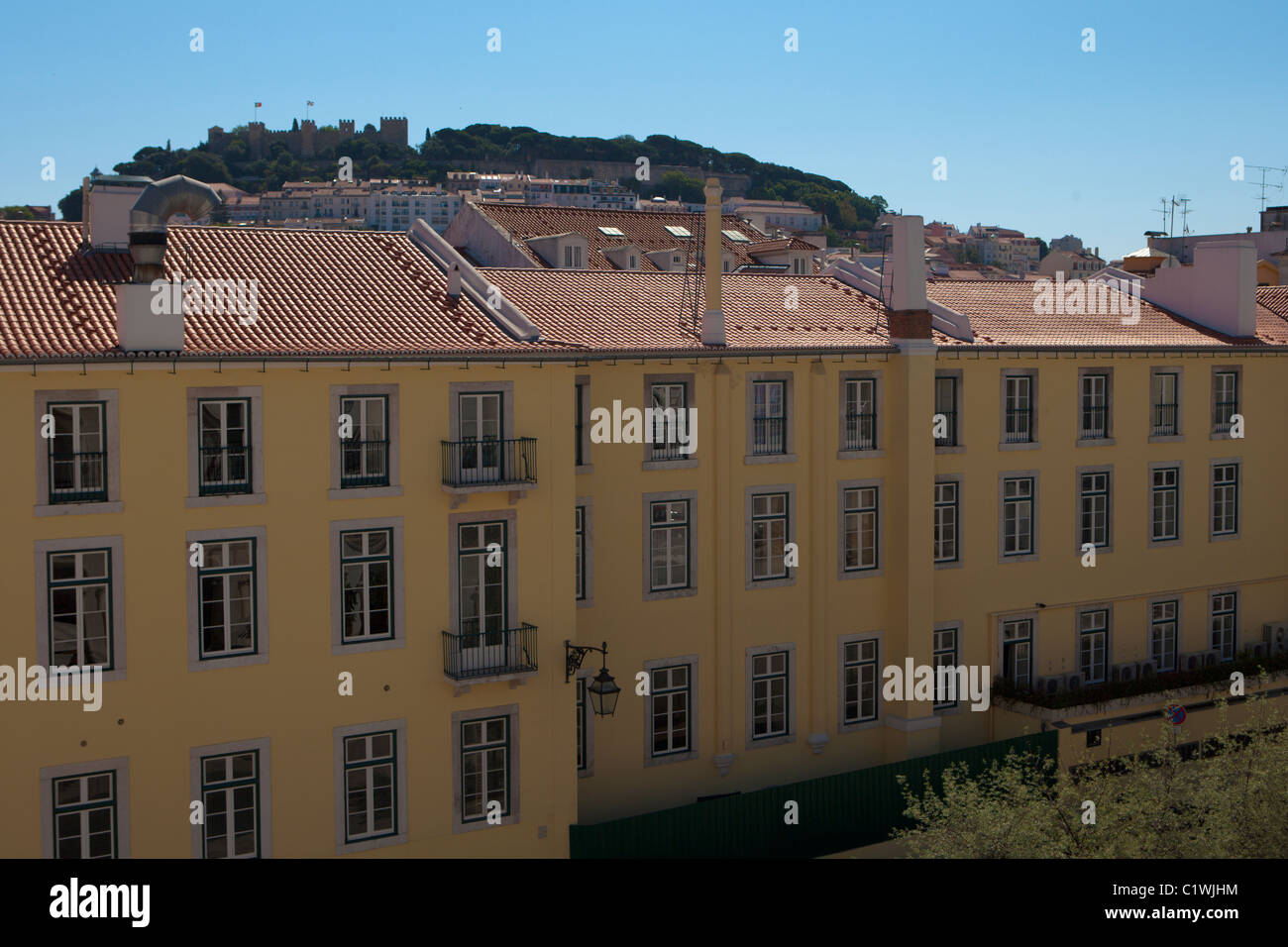 Vue du quartier Chiado vers Château de São Jorge montrant les bâtiments ...