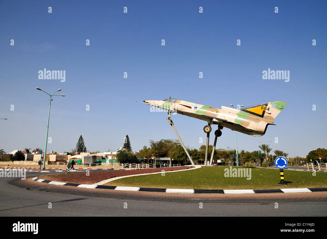 Israël, Beer Sheva, un Israélien Kfir a fighter avion sur un rond-point ...