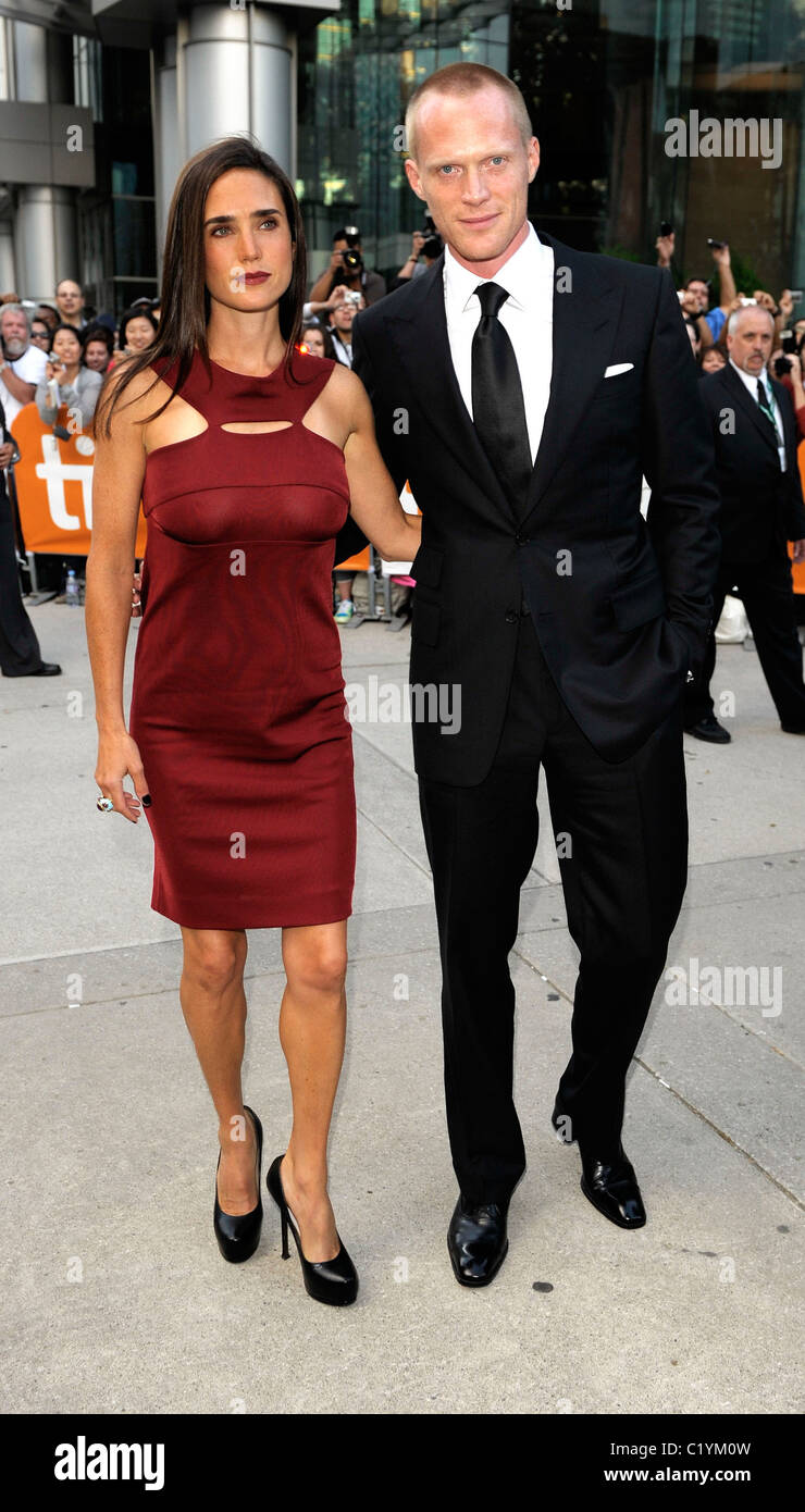 L'actrice Jennifer Connelly et son mari Paul Bettany en arrivant à la ...