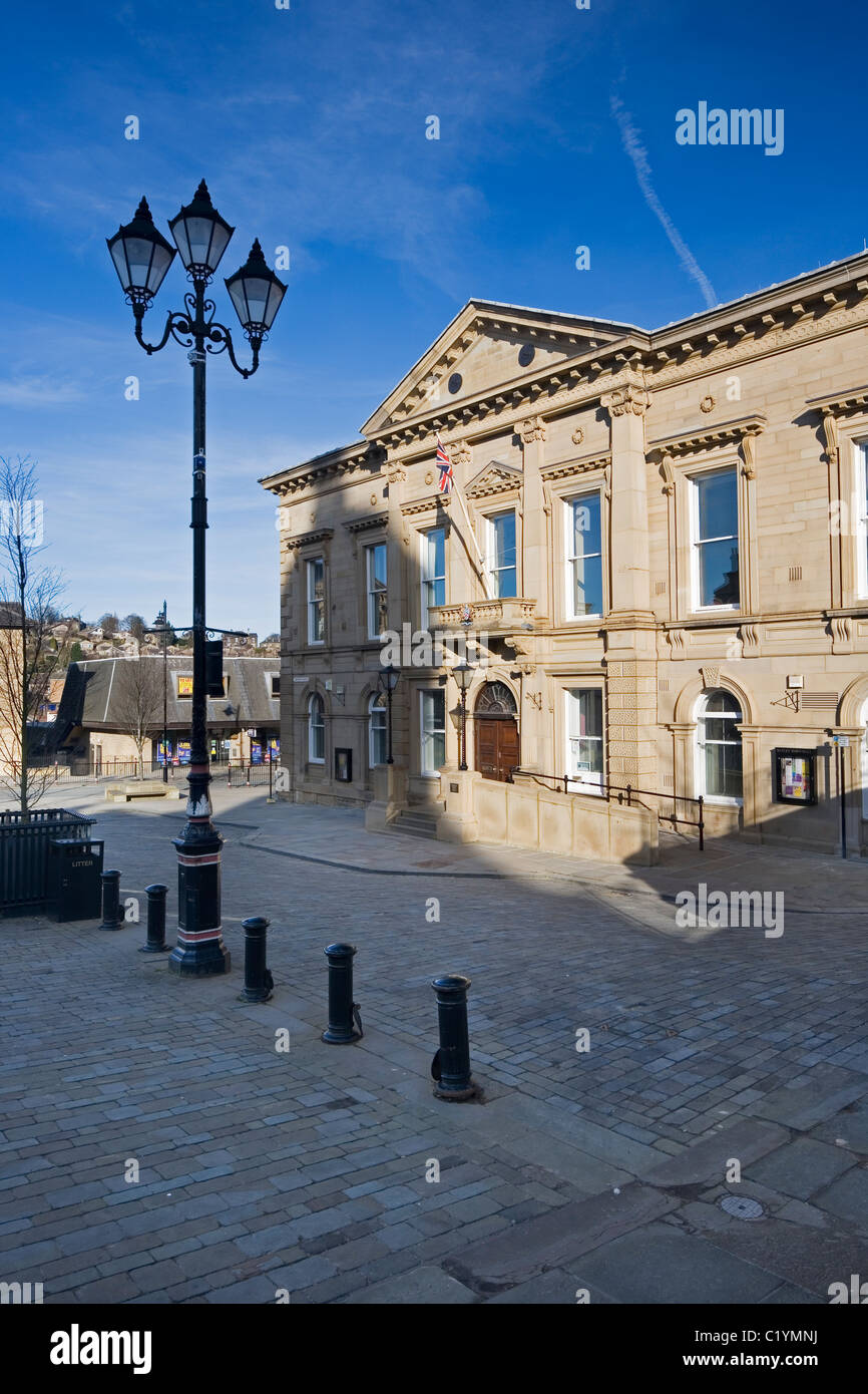 Batley Town Hall donnant sur le marché à Batley, West Yorkshire UK ...