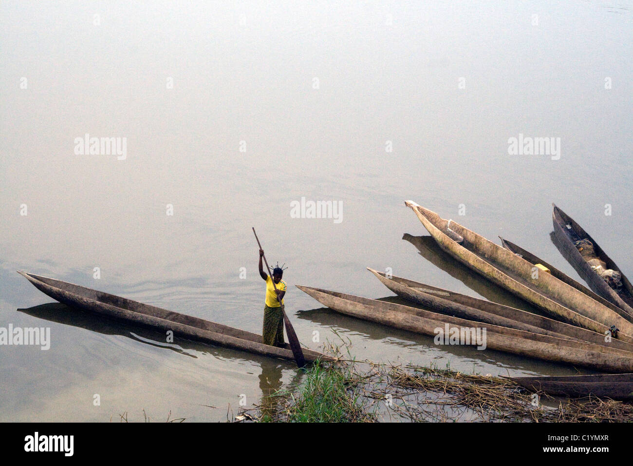 Betou,pirogue,fleuve Oubangui, République du Congo Photo Stock - Alamy