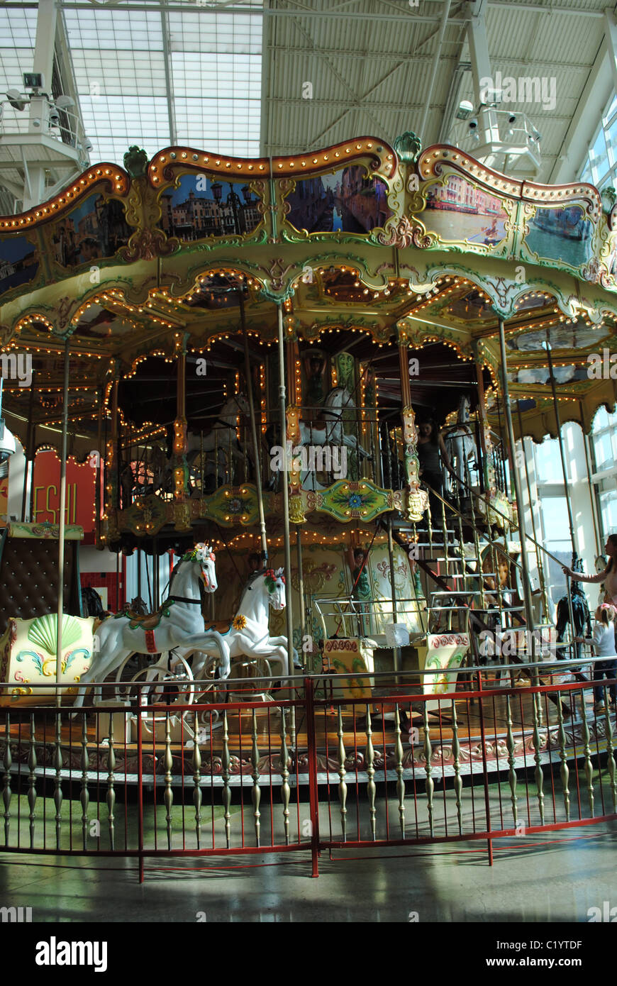Carousel au the palisades mall à NY Photo Stock - Alamy