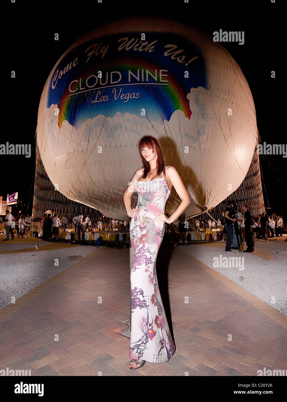 Porte-parole de télévision, Roni Taylor Nuage gonfle un ballon hélium ...