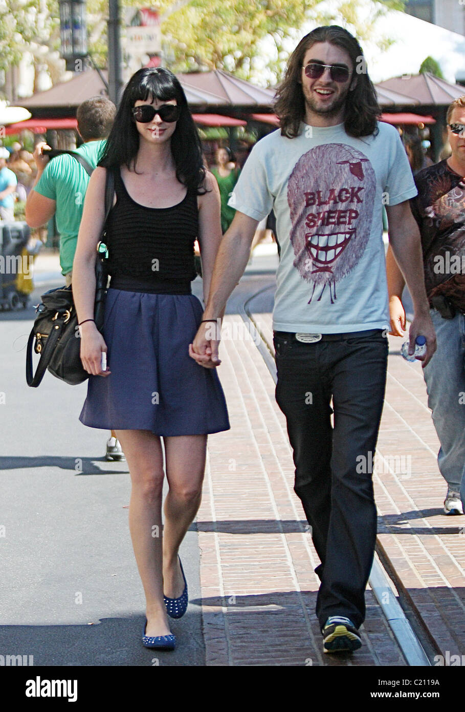L'actrice Krysten Ritter et son petit ami faire du shopping dans un ...