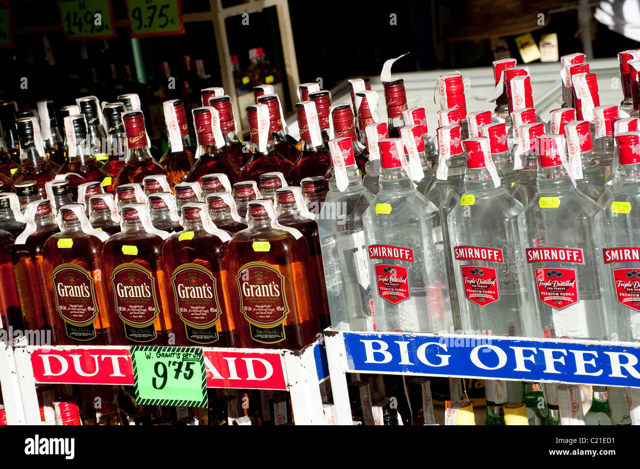 Smirnoff vodka bottles Banque de photographies et d’images à haute ...