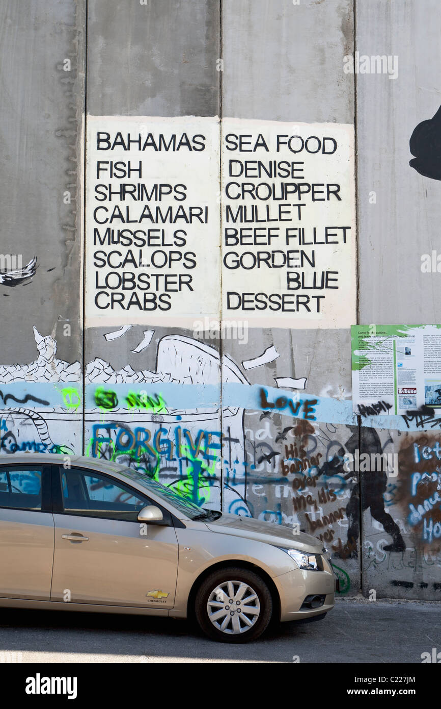 Affichage du menu sur le mur de séparation en face d'un restaurant ...