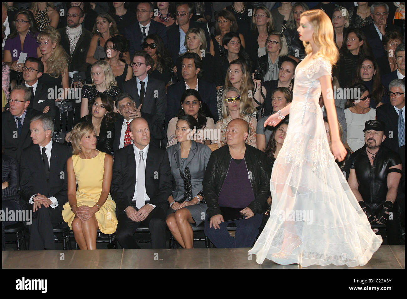 Bernard Arnault avec son épouse Hélène et Bruce Willis et sa femme Emma ...