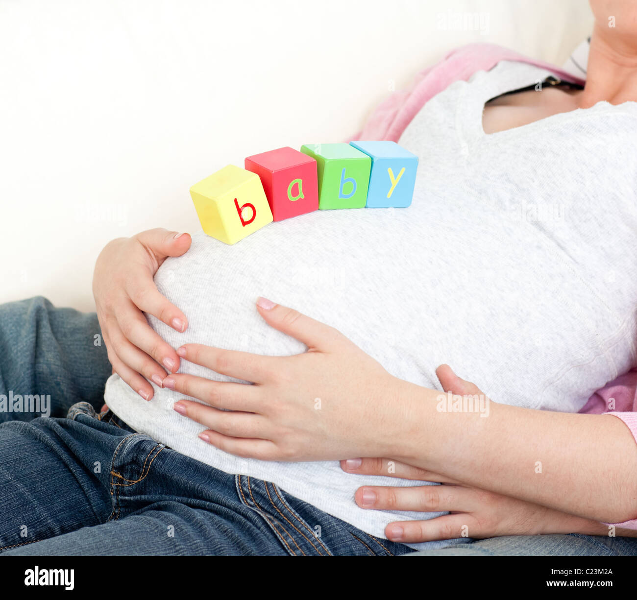 Près Dune Femme Enceinte Avec Bébé Cubes Sur Son Ventre Et De Son Mari