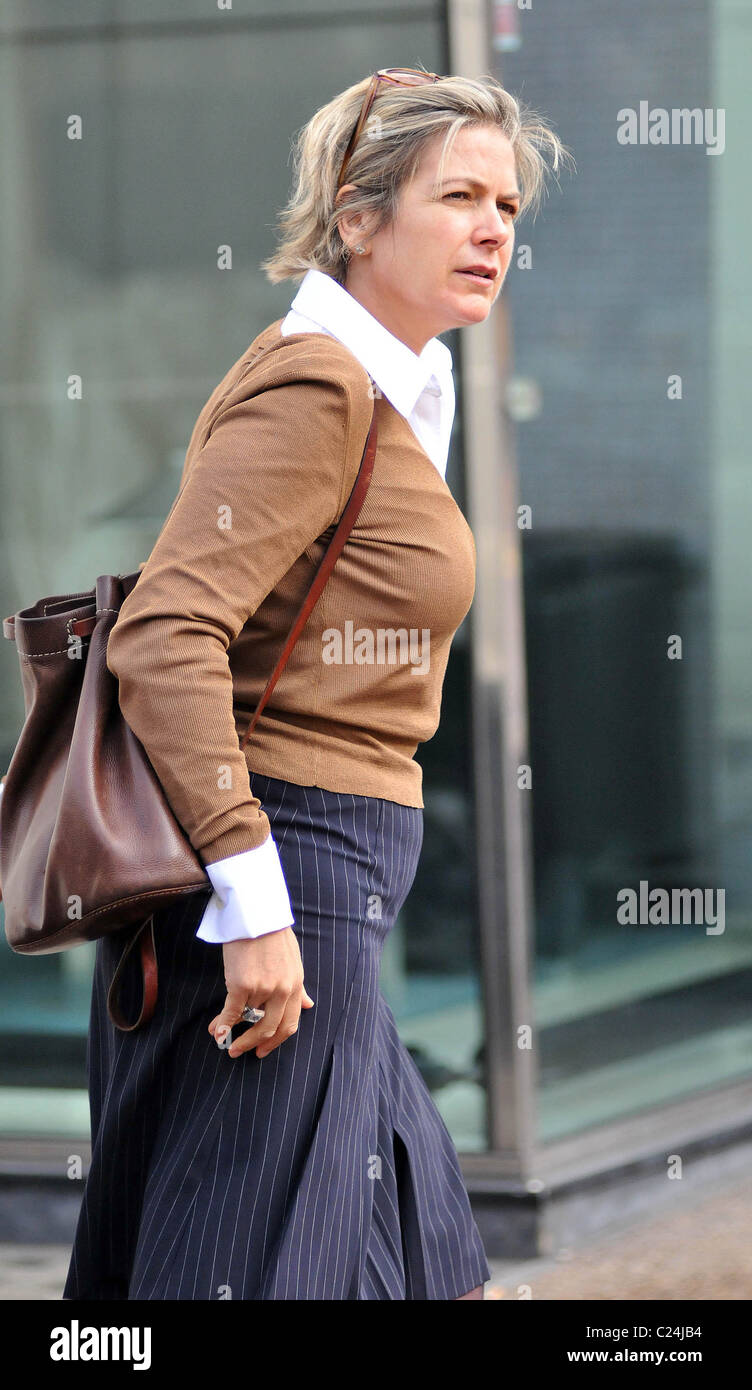 Penny smith gmtv presenter outside Banque de photographies et d’images ...