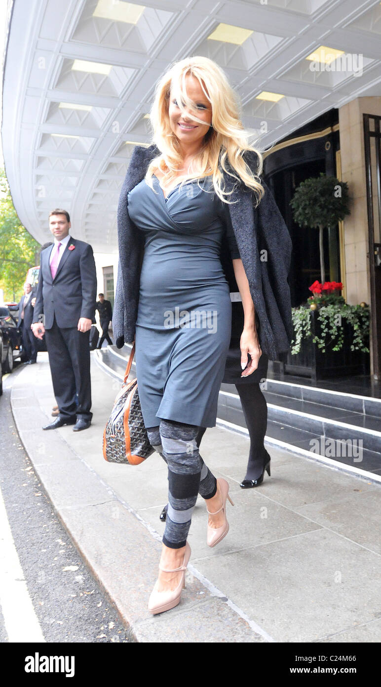Pamela anderson leaving london hotel Banque de photographies et d ...