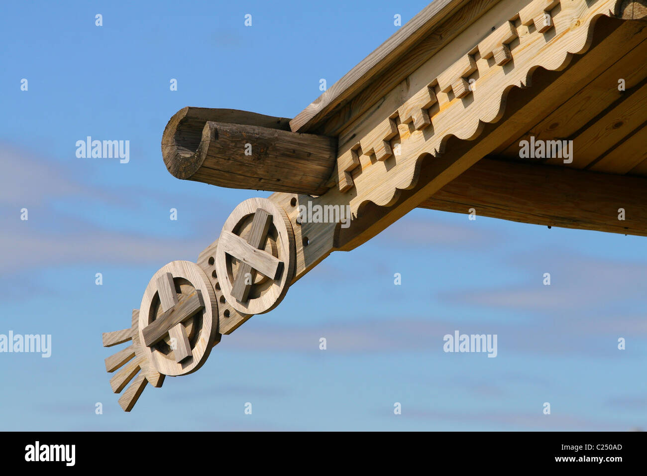 Boîtier en bois d'un ornement en forme de croix et par le toit. Obdorsk ...