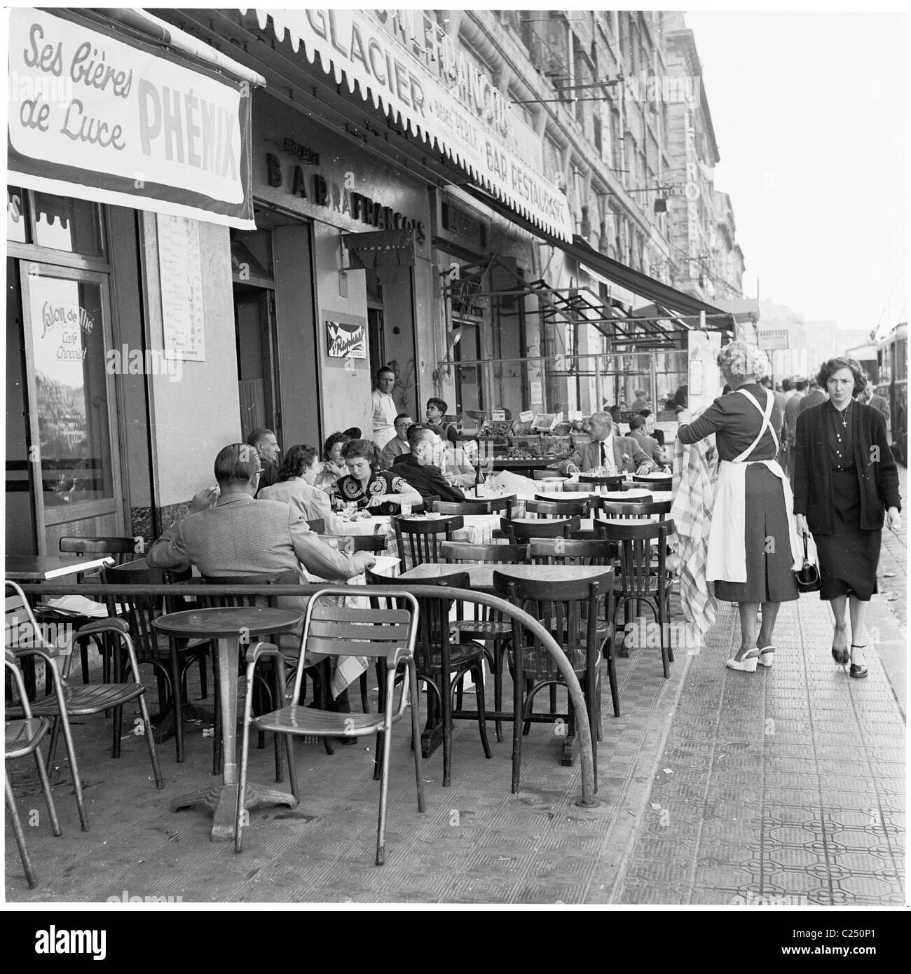 1950s, historique, personnes à l'extérieur dans un café restaurant au ...