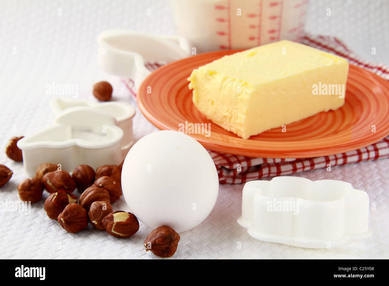 Ingrédients de base, la farine, les oeufs et le beurre Photo Stock - Alamy