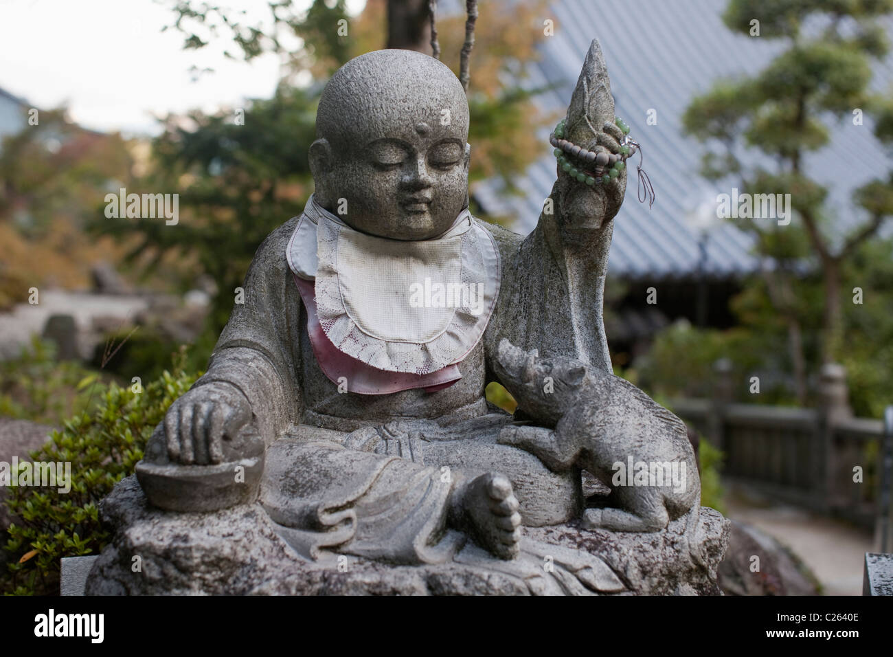 White-bibbed statue avec chapelet et de verrats à Daisho-in temple ...
