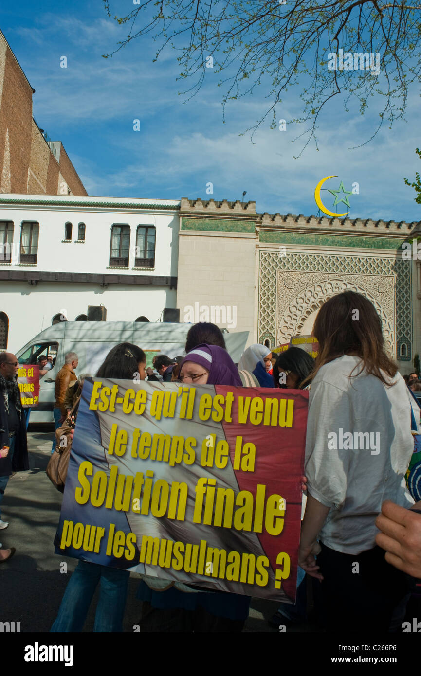 Paris france french arabs demonstrating Banque de photographies et d ...