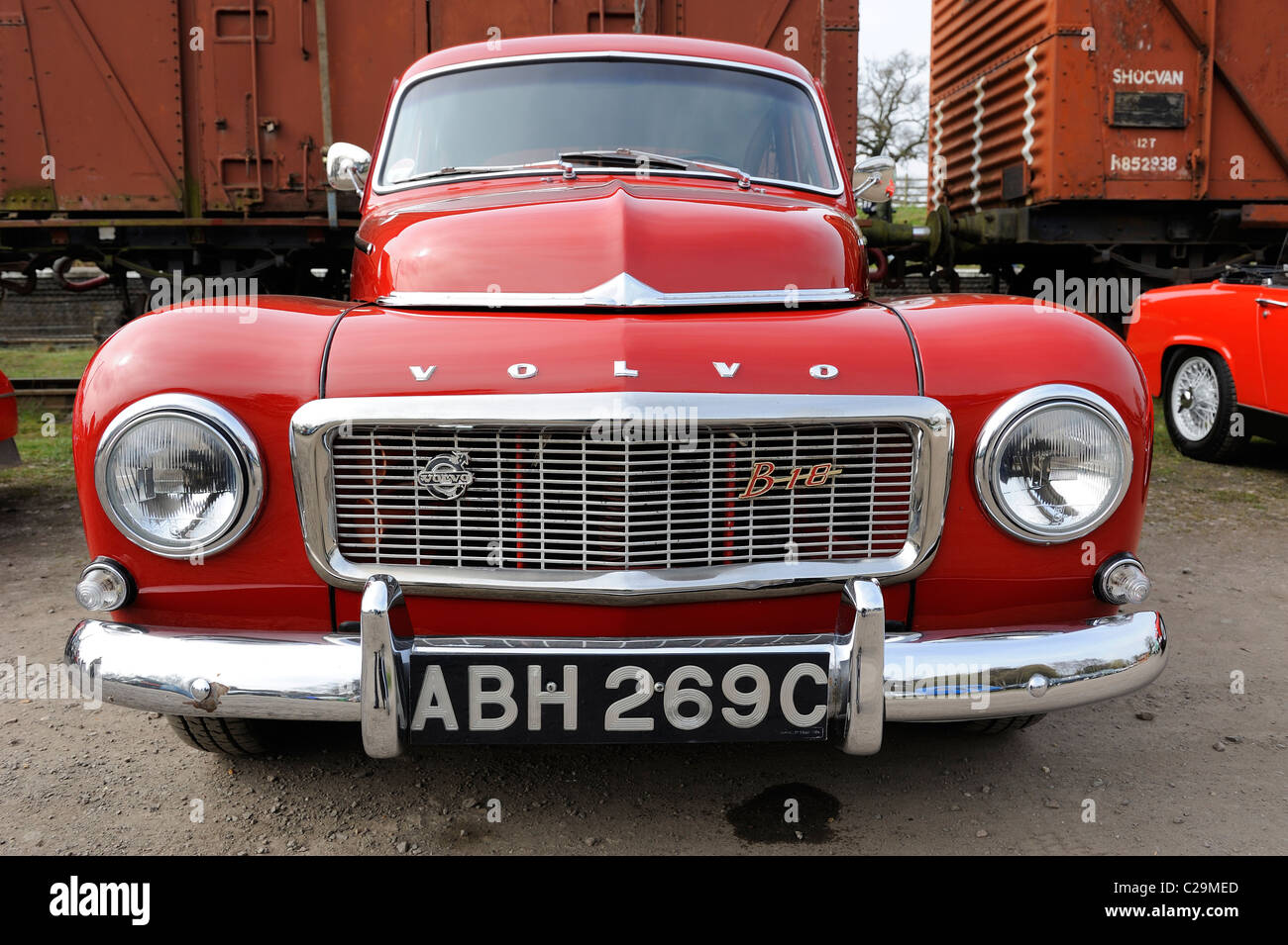 Volvo rouge Banque de photographies et d’images à haute résolution - Alamy