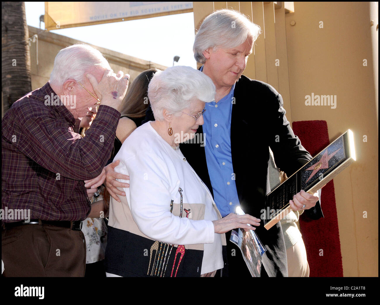 James Cameron et ses parents James Cameron honoré avec la 2,396ème ...