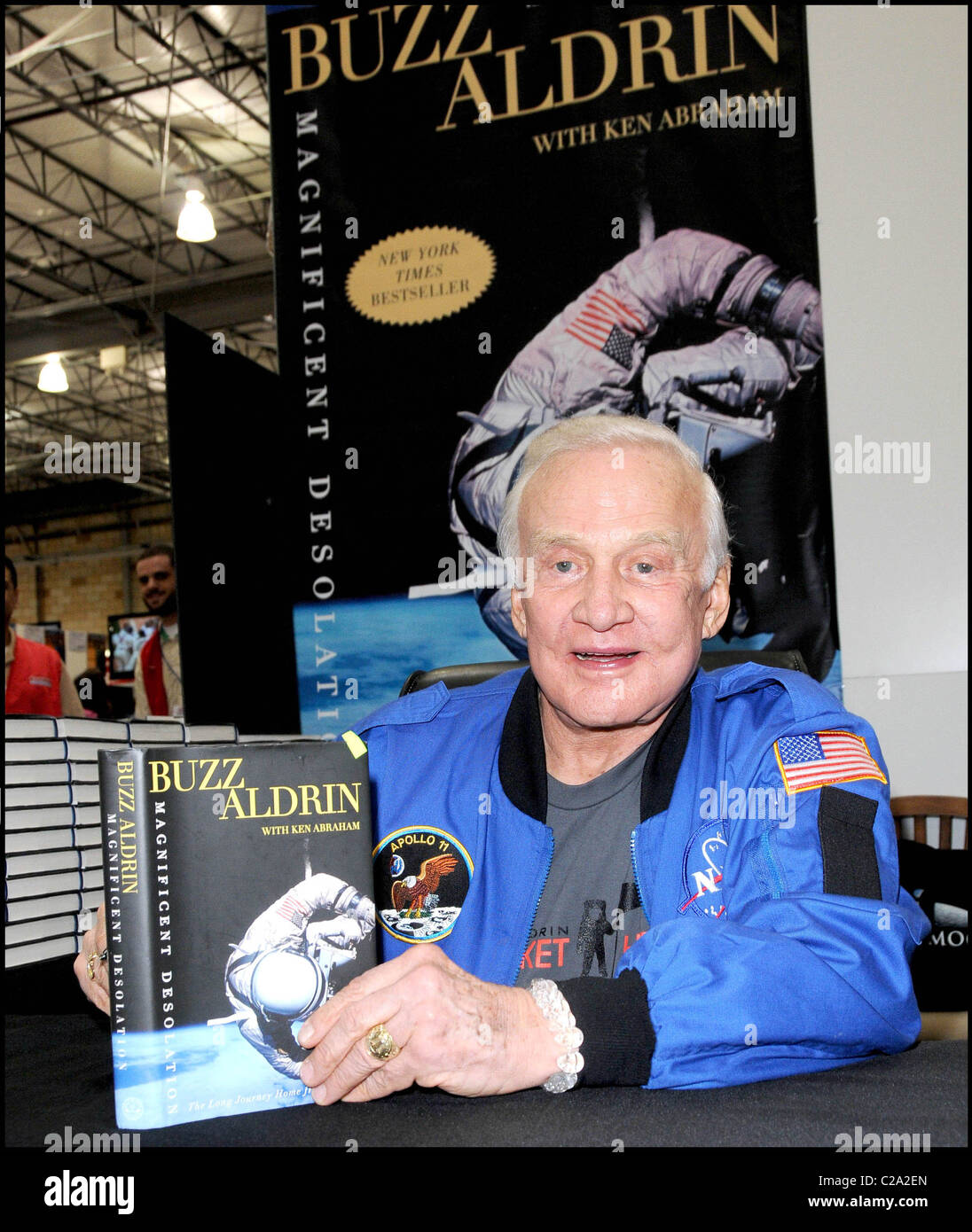 Signes Buzz Aldrin exemplaires de son livre 'Magnificient désolation ...