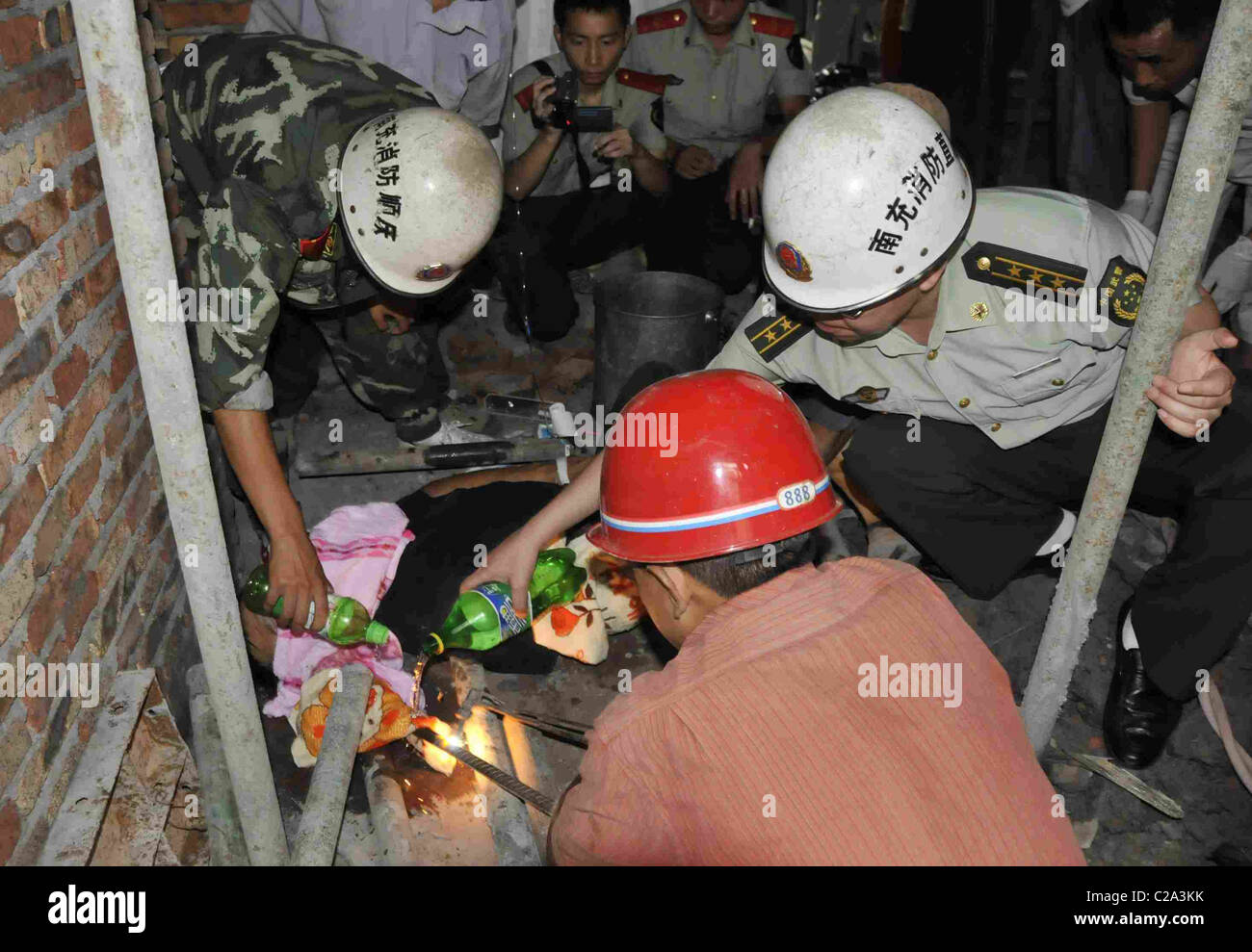 KEBAB HEAD MAN EST COMPLÈTEMENT EMBROCHÉ une barre d'acier qui perce la ...