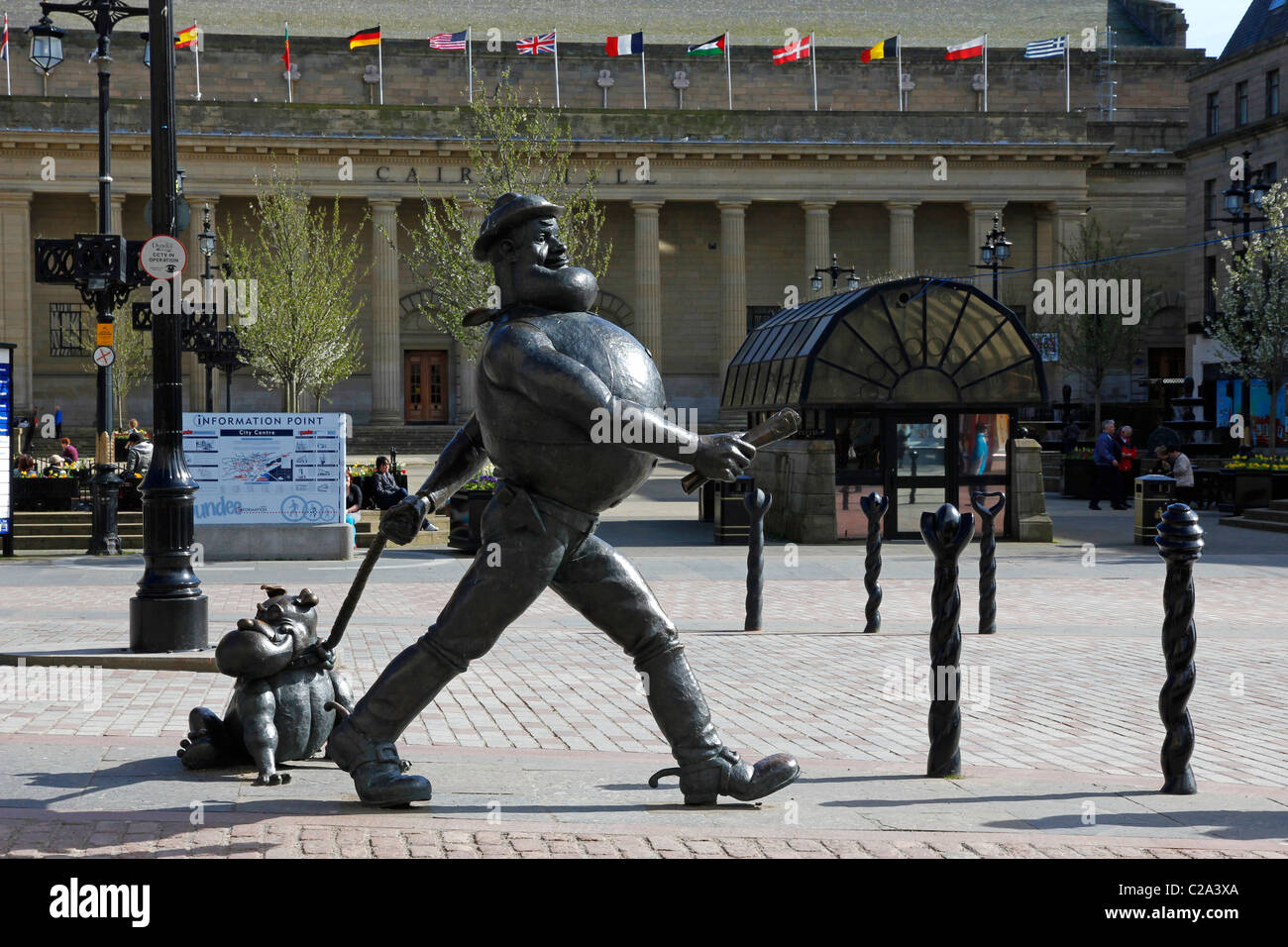 Statue de Dan désespéré du Dandy Comic avec le Caird Hall en arrière ...
