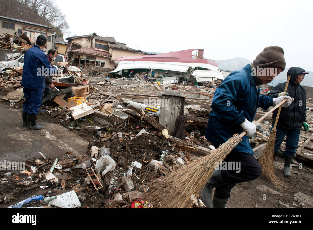 Tsunami clean up Banque de photographies et d’images à haute résolution ...